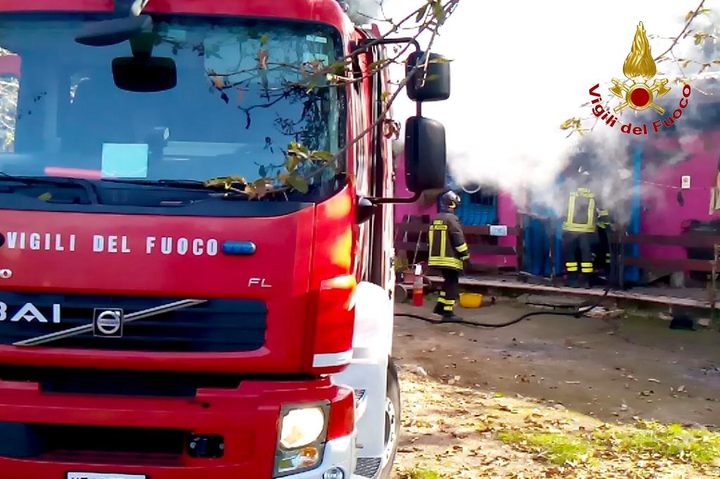 SOLOFRA. Incendio nella notte di un auto parcheggiata - binews.it