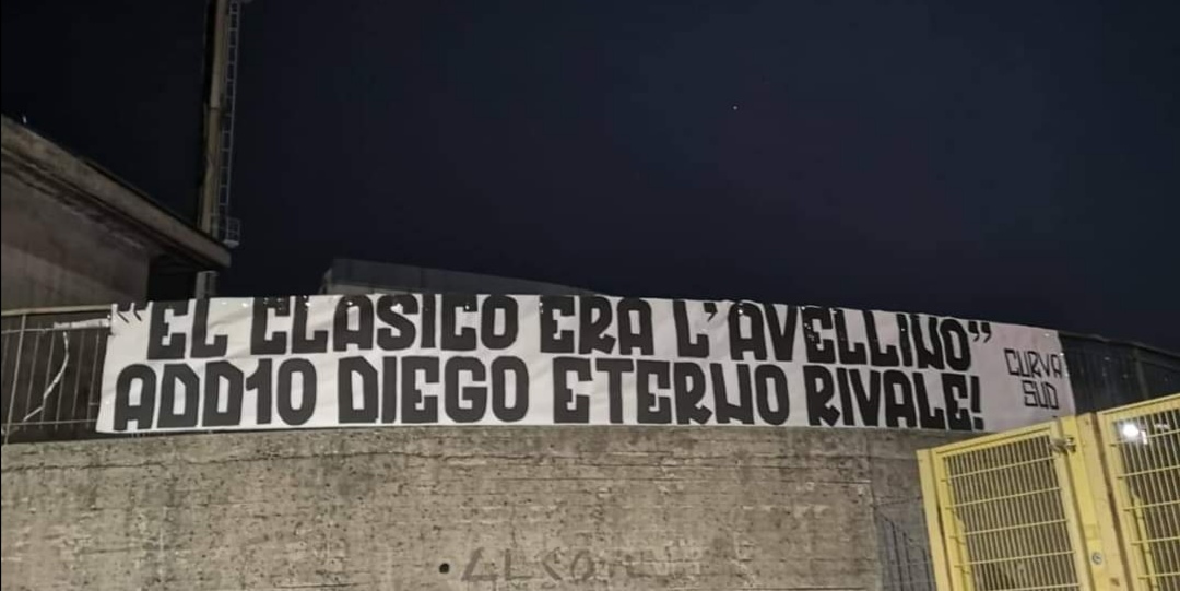 Lo striscione all'esterno dello stadio Lo striscione all'esterno dello stadio