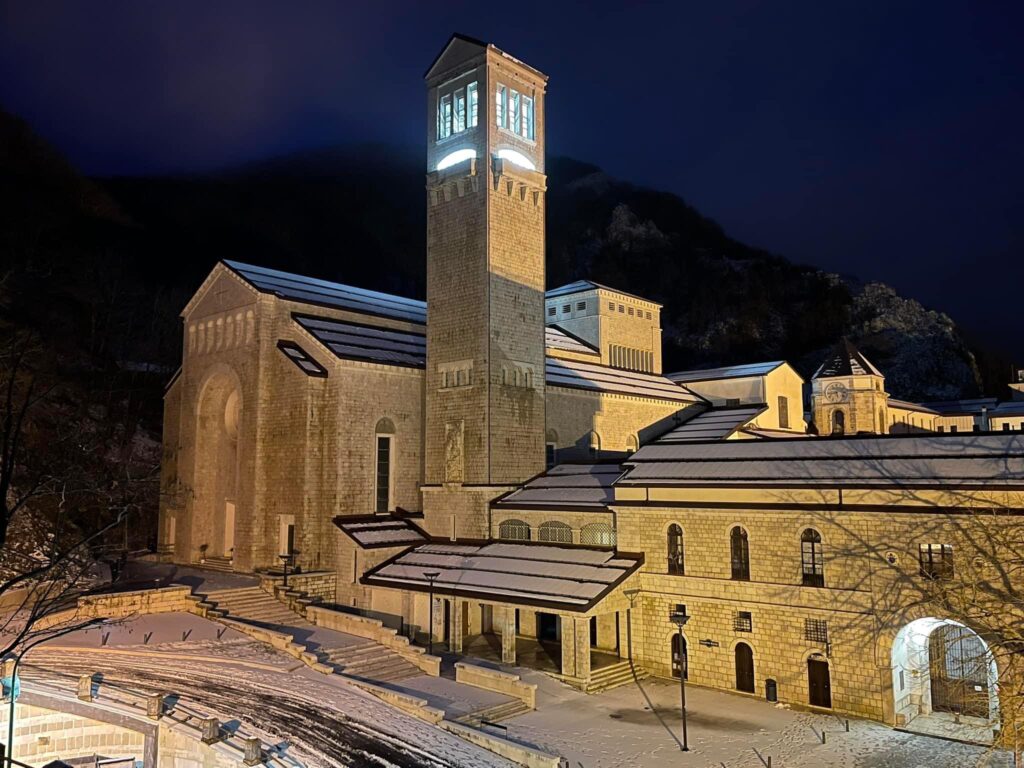 Il Santuario di Montevergine imbiancato dalla neve - binews.it