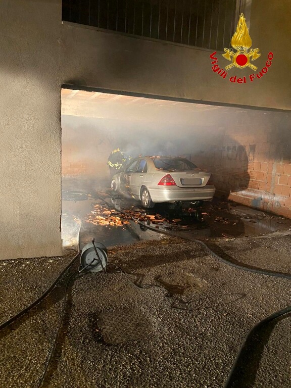 LIONI. Incendio nella notte di un'autovettura parcheggiata sotto un porticato - binews.it