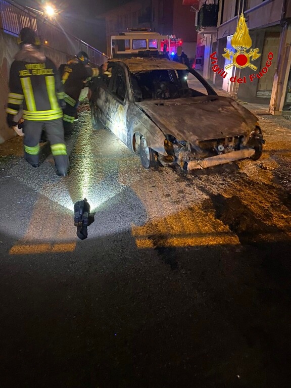 LIONI. Incendio nella notte di un'autovettura parcheggiata sotto un porticato - binews.it