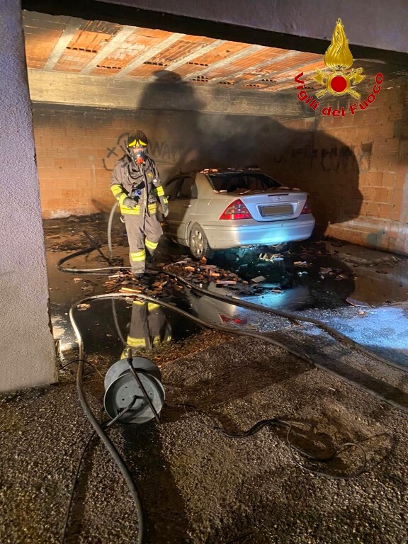 LIONI. Incendio nella notte di un'autovettura parcheggiata sotto un porticato - binews.it